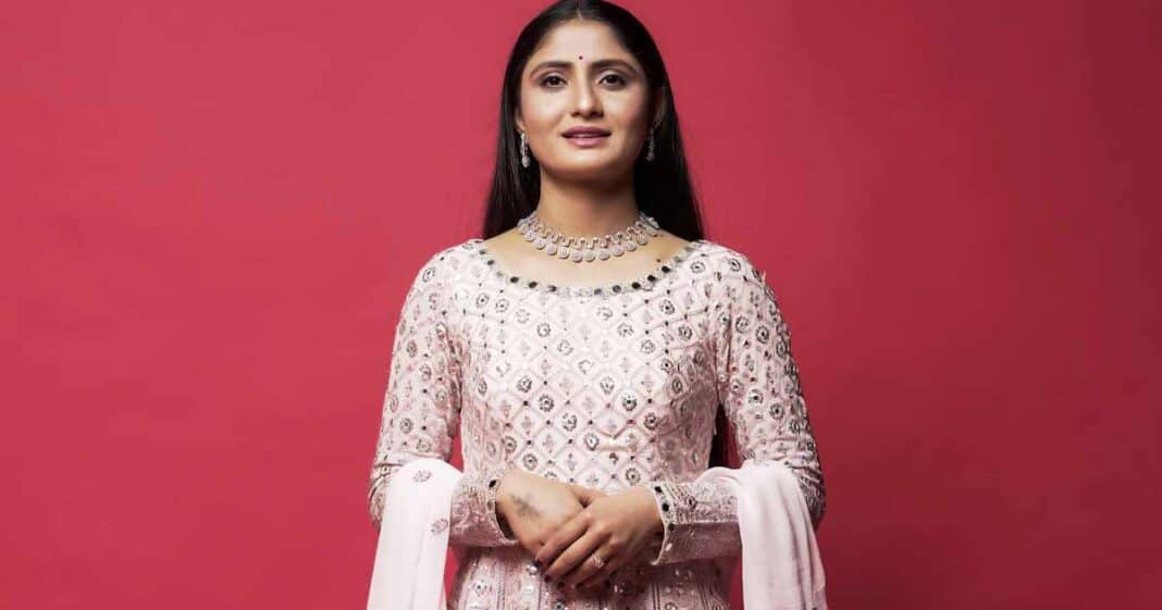 Gujarati Folk Singer 'Showered' With Dollar Bills, Raises 2.25 Crore At ...