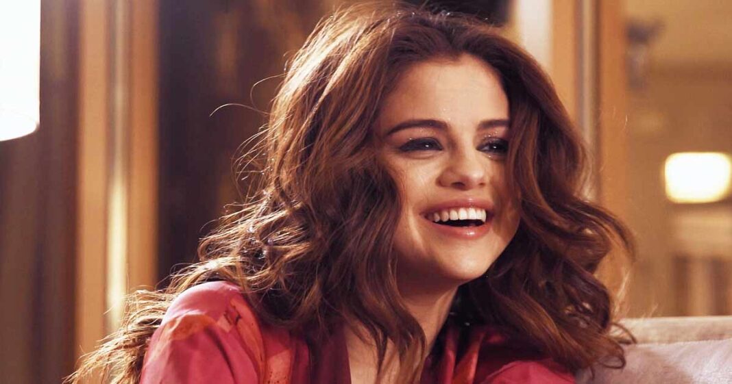 Selena Gomez In Black & B*aless Going Bold While Flaunting Her B**bs In ...