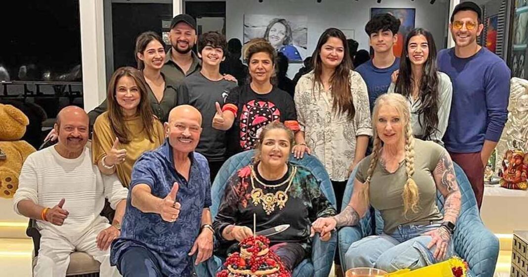 Saba Azad Joins Hrithik Roshan As Family Celebrates Sunaina Roshan's ...