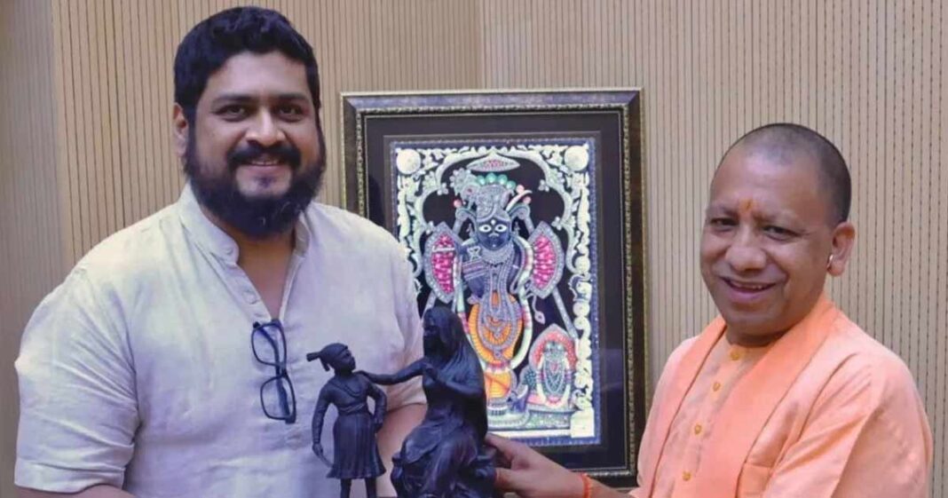 ‘Adipurush’ Director Om Raut Gifts Chhatrapati Shivaji Maharaj Statue ...