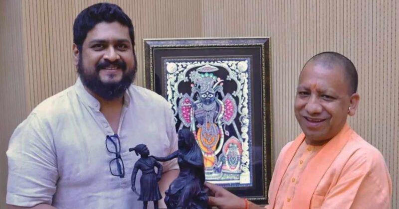 ‘Adipurush’ Director Om Raut Gifts Chhatrapati Shivaji Maharaj Statue ...