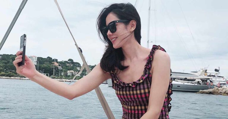 Son Ye-Jin Once Flaunted Her Busty Cl*avage While Soaking Up In The Sun ...