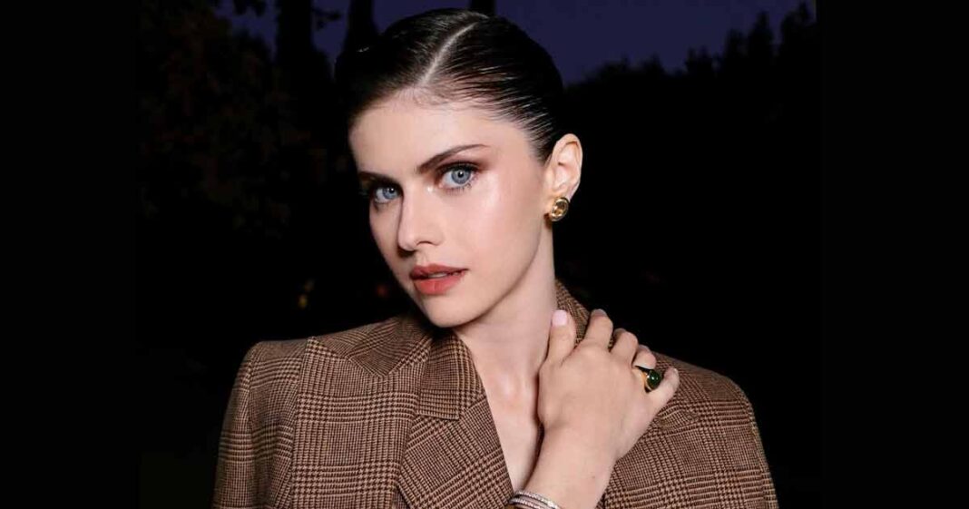 When Alexandra Daddario Bared It All & Posed Nak*d In A Pool With Her ...