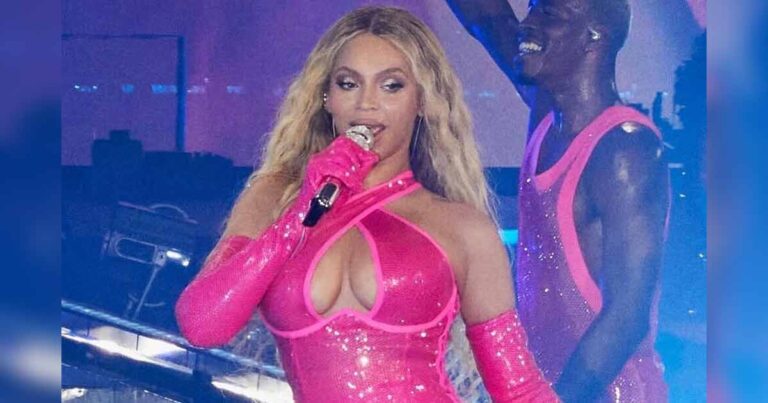 Beyonce Dodges A Major N*p-Slip Live On-Stage As Her Dancer Helped Her Fix It, Preventing A ...