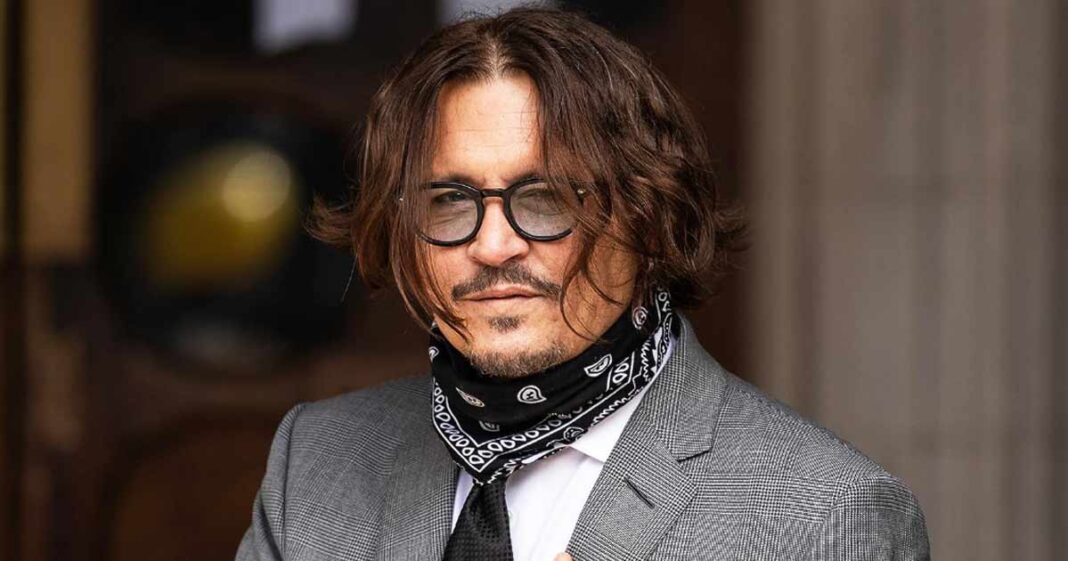 Johnny Depp Fans Scream "Captain Jack Sparrow Rocks" During Hollywood ...