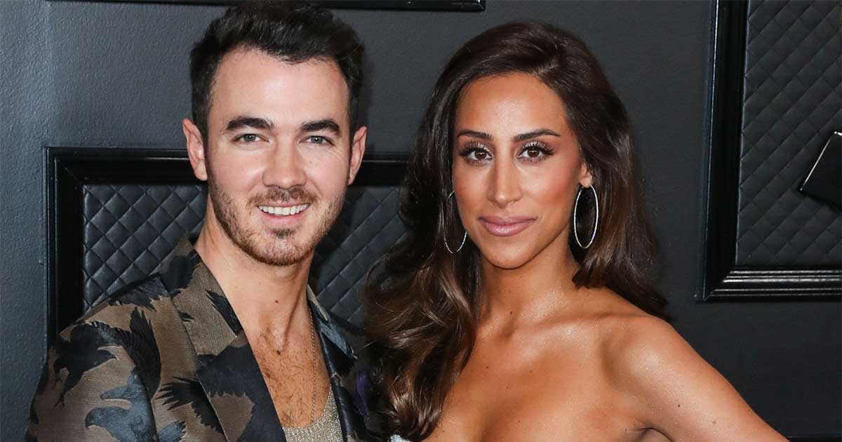 Married To Jonas Logo