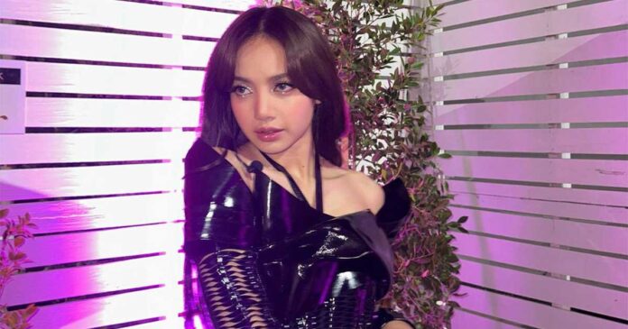 BLACKPINK's Lisa Shows Off Her Assets As She Raises The Temperature In ...