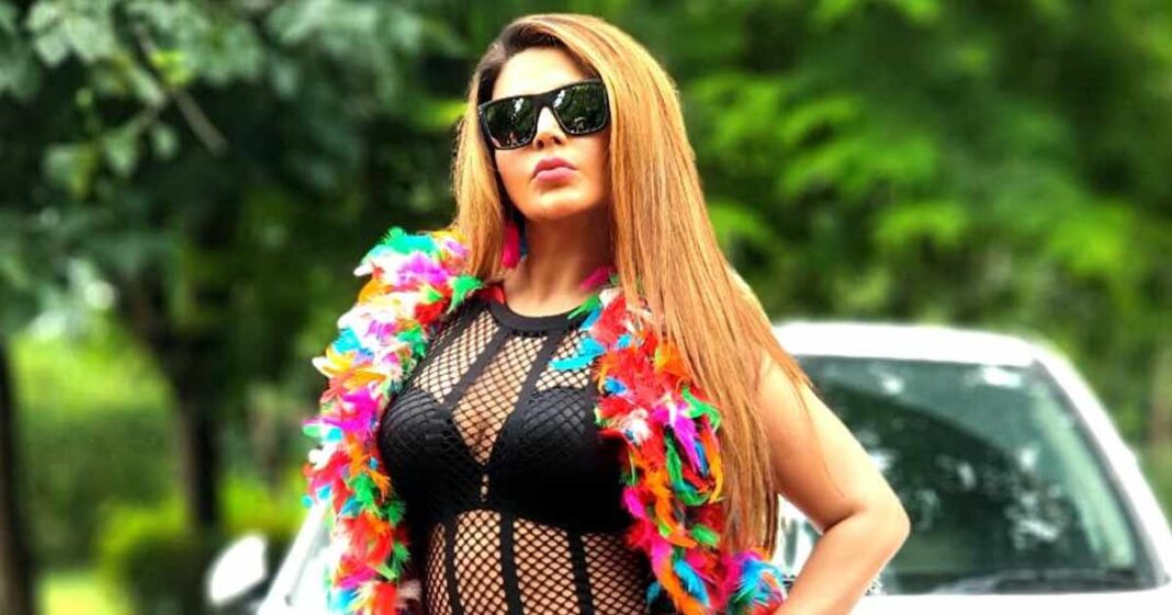 Rakhi Sawant Strips Down On The Road In Front Of The Public After India’s Victory Against ...