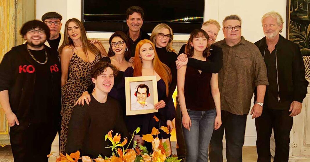 Modern Family Reunion: Sofia Vergara & Others Pose Together For The ...
