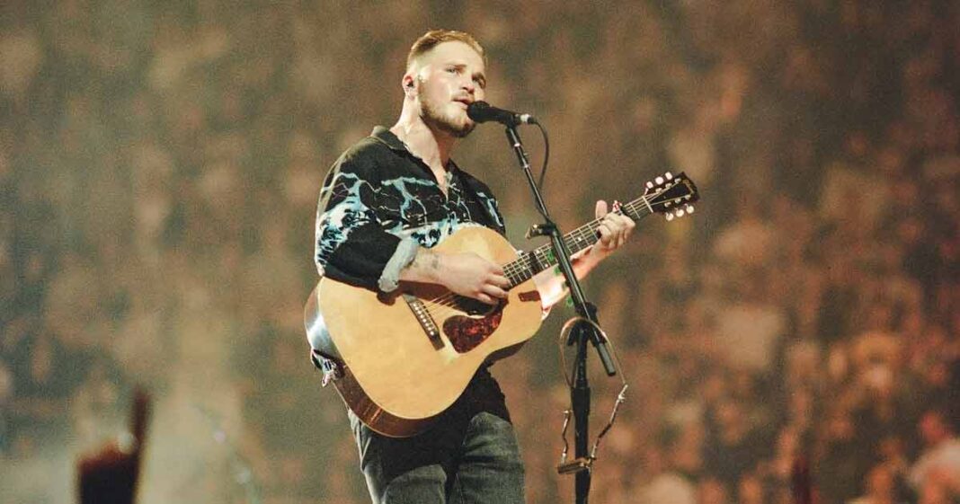 Zach Bryan Stopped His Concert After Fan Threw Item On Stage, Warning ...