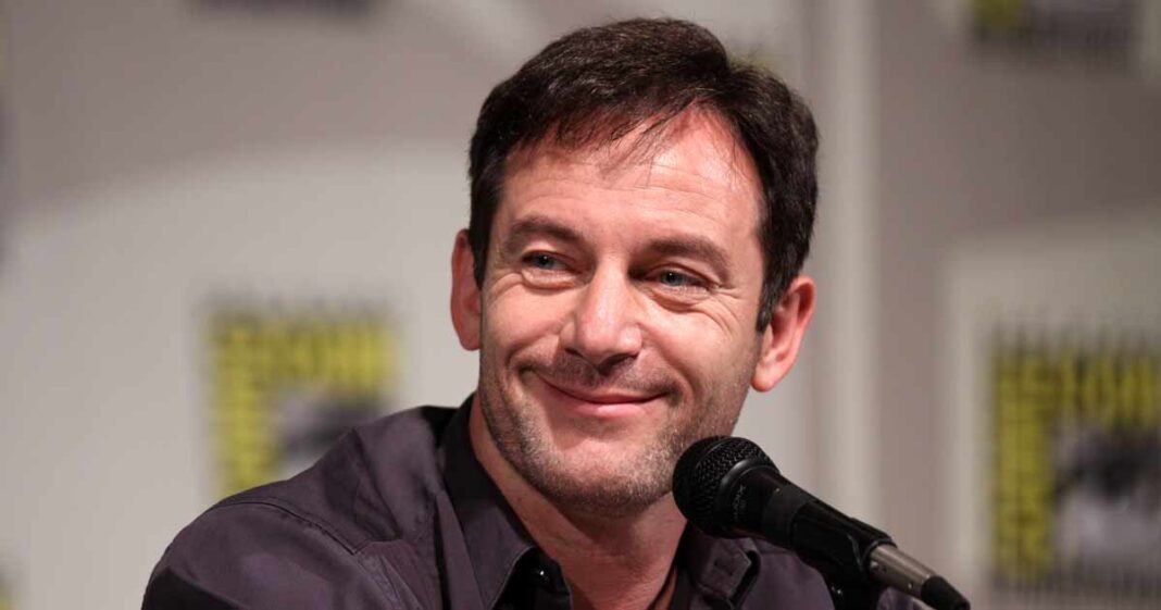 Jason Isaacs Shocks White Lotus Fans With His Accent & Robe Scene: Here ...